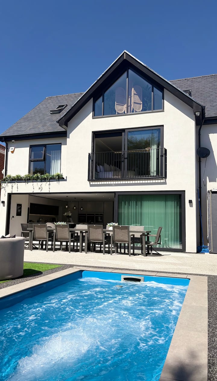 Luxurious 5* Home With Spa & Heated Pool Sleeps 12 - Warrington