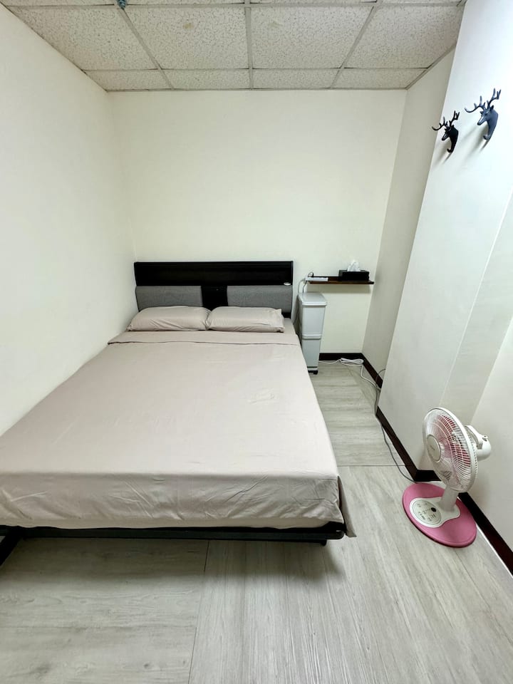 文山區公寓舒適的雙人雅房,採用高級天絲床單、Spc木質地板,讓您一卡皮箱即可入住。 - Taipei