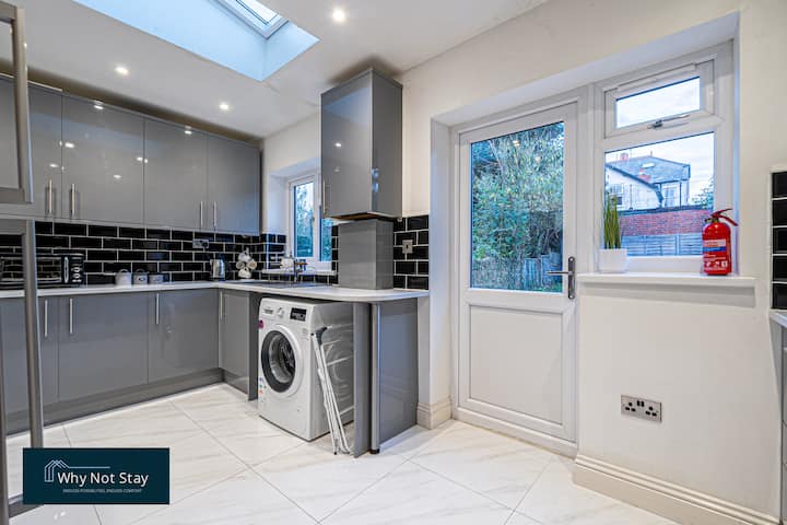 Modern 9 Bed Home Reading | Free Parking - Reading