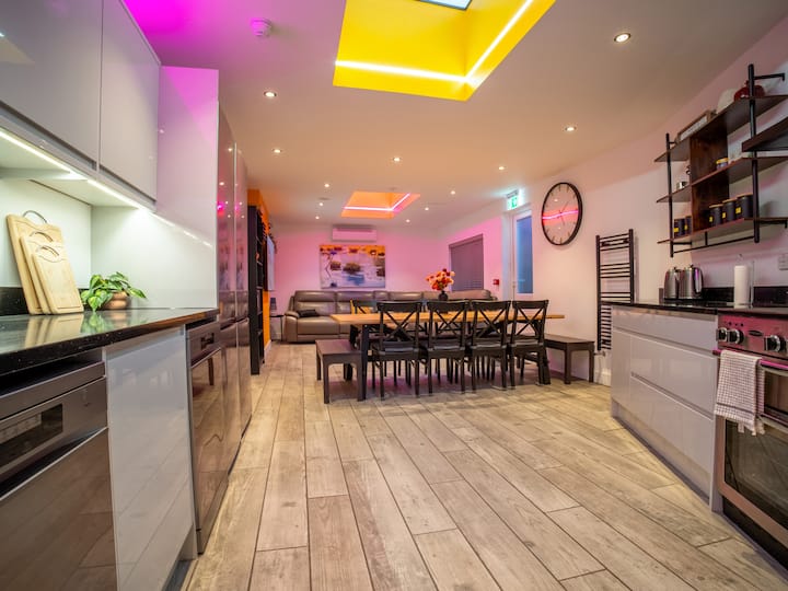 Light & Spacious 6 Bed House - Bournemouth