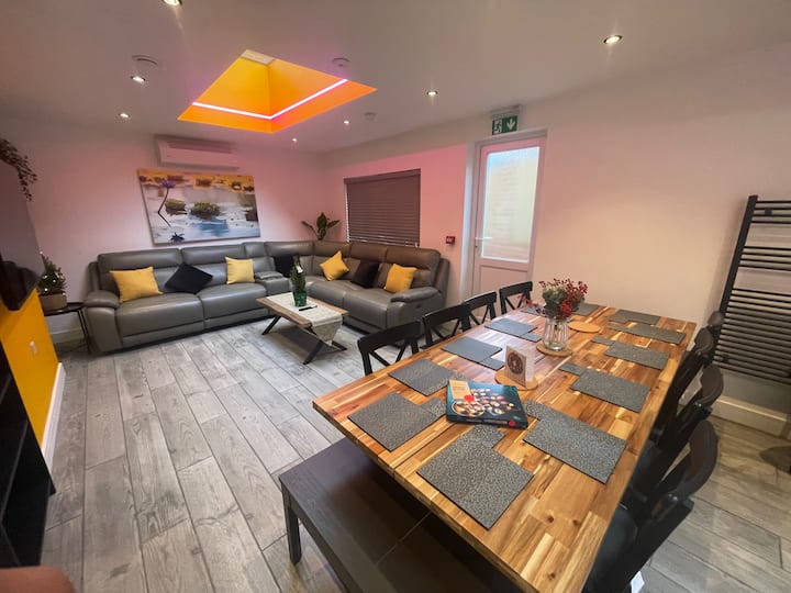 Light & Spacious 6 Bed House - Dorset