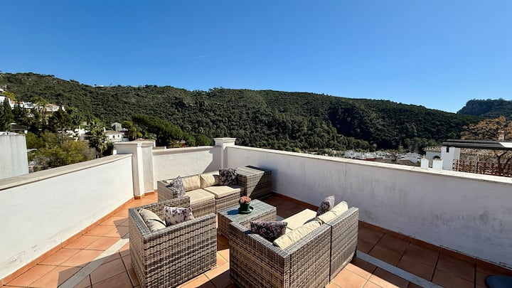 Bright 3 Bed Apartment In The Heart Of Benahavís - Costa del Sol