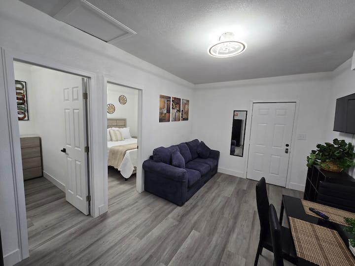 Private Lux Vegas Guesthouse - Las Vegas, NV