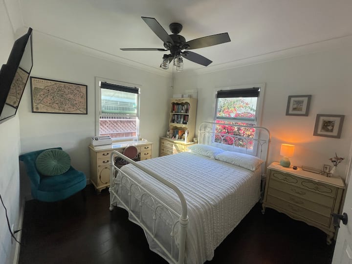 Charming Bedroom With En Suite And Parking - Long Beach, CA
