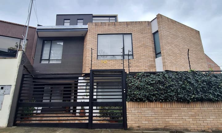 Acogedora Casa Familiar En Ubicación Tranquila - Cuenca, Ecuador