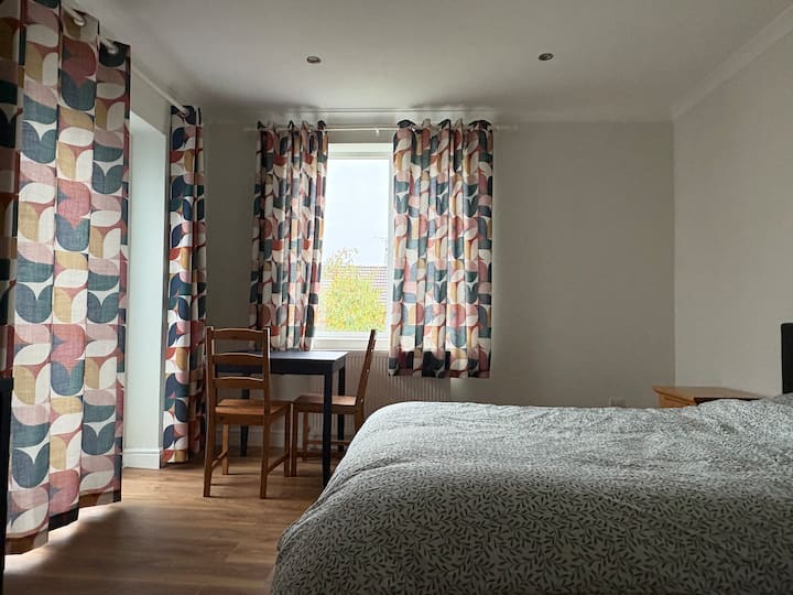 Kitchenette Suite With Private Entrance & Parking - Bath