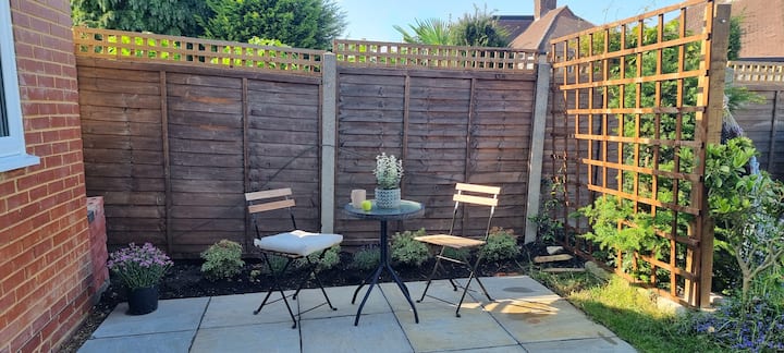 Cosy Private Annexe With Courtyard, Epsom - Epsom