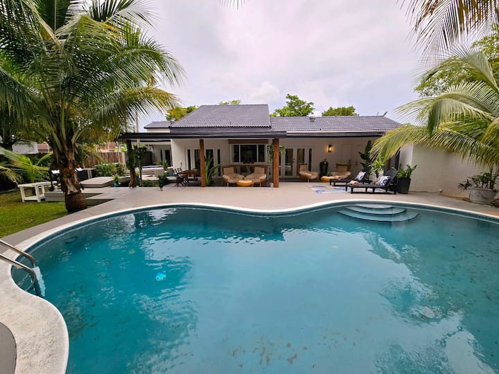 Sunset Retreat At Heart Of Miami With Pool - South Miami, FL