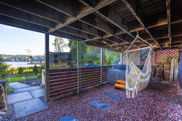 Bay Views W/ Hot Tub & More! - Rochester, NY