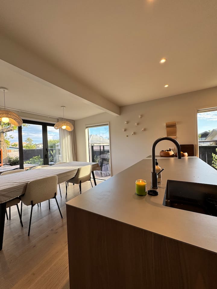 A Stone Throw From The Beach - Plus Spa Pool - Mount Maunganui