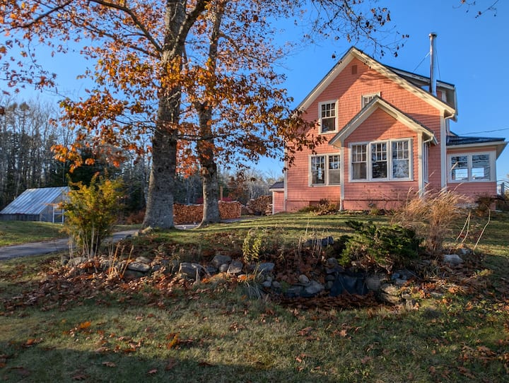 Farmhouse Getaway (Pet Friendly & Hot Tub) - Nova Scotia