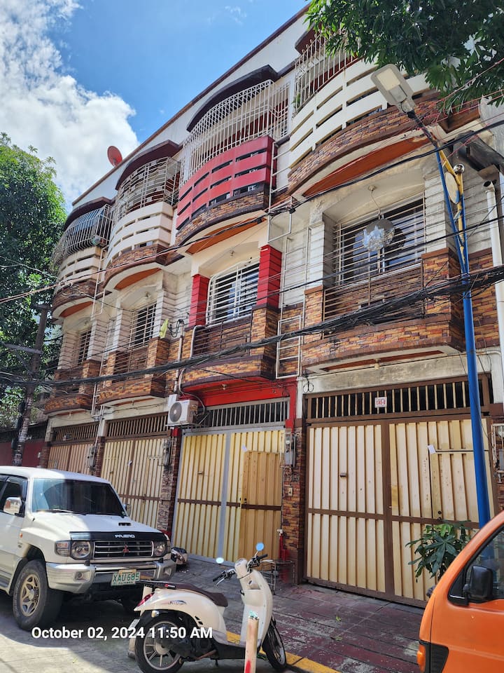 Centro 2bedroom Home W/ Karaoke + Disco Lights - Quezon City