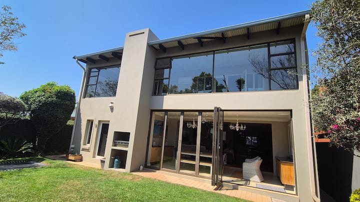 Parkhurst Luxe Retreat: 4-bed Home + Backup Water - Johannesburg