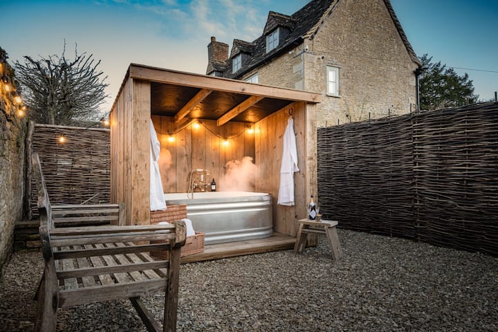 Outdoor Bath Tub - The Coach House, South Cerney - South Cerney