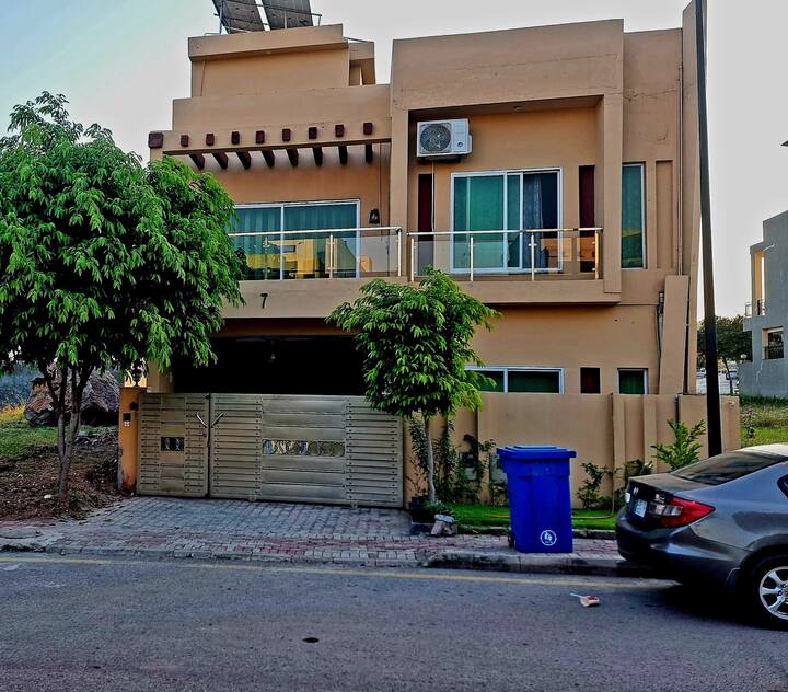 Haven Lodge - 5br Holiday Home With Mountain View - Islamabad