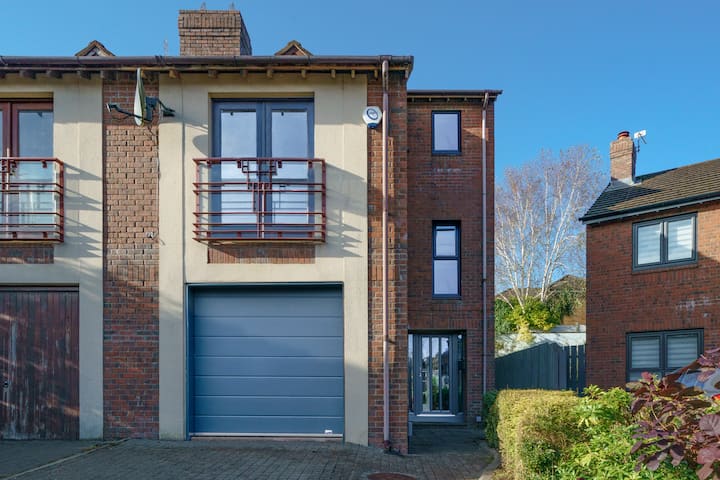 Beautiful 3-bed Riverside Townhouse W/ Parking - Stormont