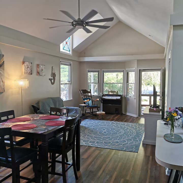 Cozy, Artsy, Scenic B-town Home - Bloomington