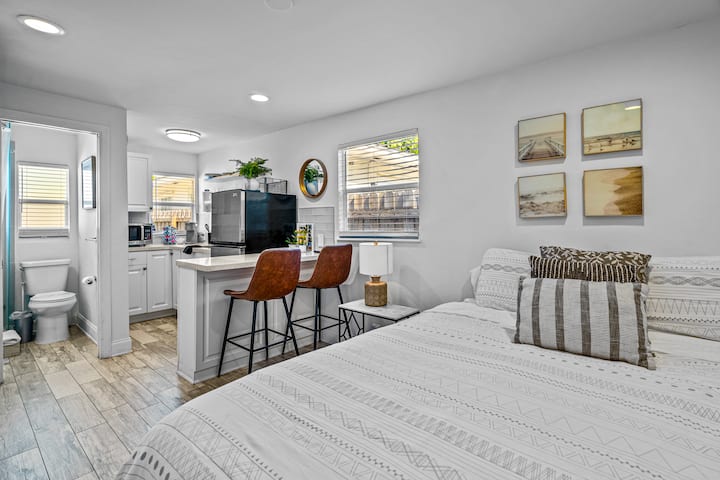 Parrot Cove Paradise -  Studio W/ Private Yard! - Lake Worth, FL