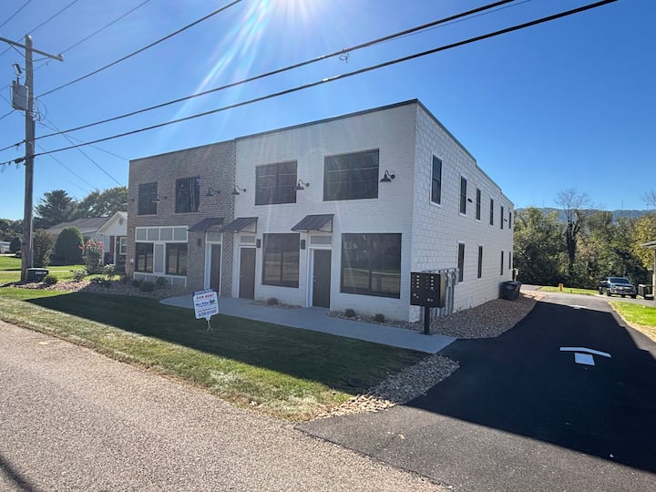 Brand New Historical Renovation -Apartment 3 - Fort Patrick Henry Lake, TN