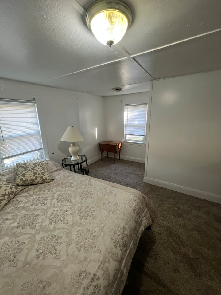 Clean, Well-maintained 2-bedroom, 1-bath Apartment - Toledo, OH