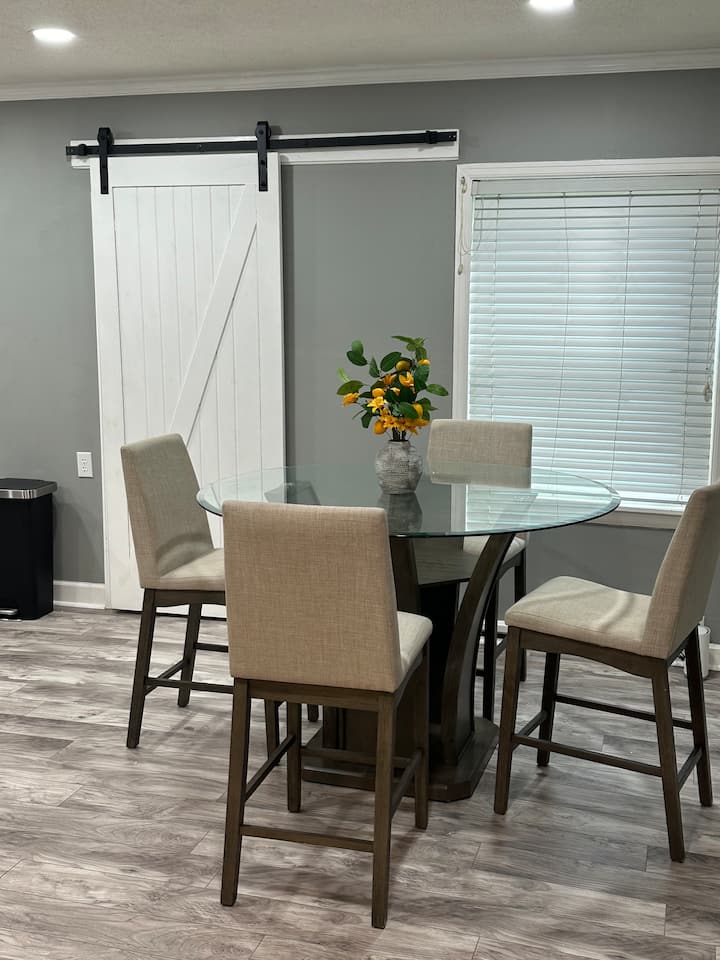Zen’s Place: Your Private Room 3 In Mobile’s Heart - Mobile, AL