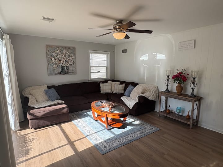 Charming 3-bedroom Retreat In The Heart Of Wichita - Andover, KS