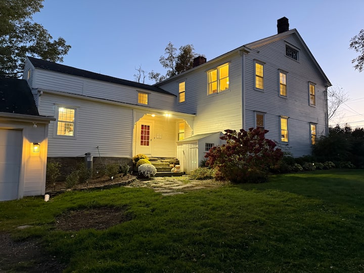Historic 1802 Farmhouse Near Litchfield & Skiing - Connecticut