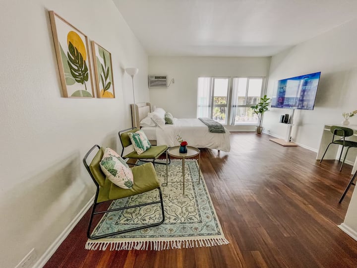 Bright & Spacious Studio In La Pool, Gym+parking - West Hollywood, CA