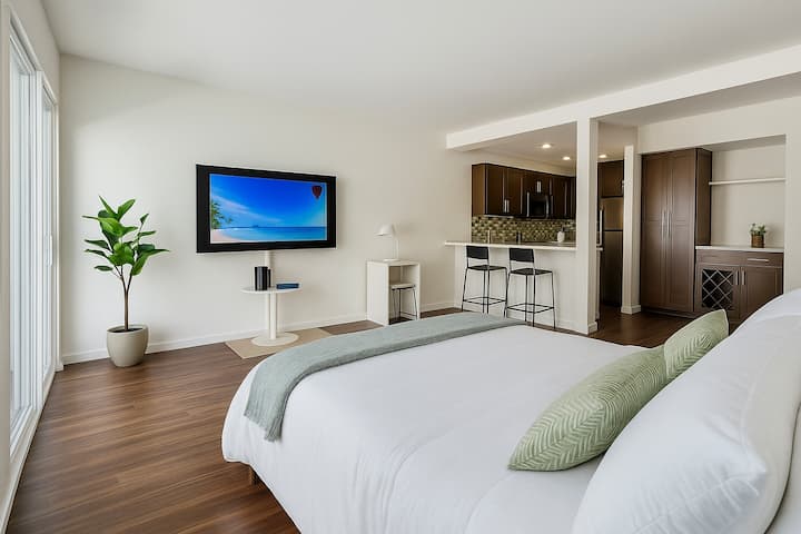 Bright & Spacious Studio In La Pool, Gym+parking - West Hollywood, CA