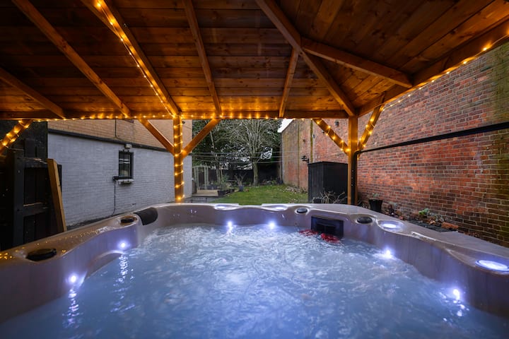 City Centre | Hot Tub | Parking | Sleeps 8 - Manchester