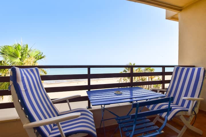 Piso Primera Línea De Mar En Pleno Centro, Garaje. - Estepona