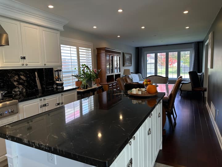 Luxury 3-bedroom Detached House | 2 Free Parking - Barrie