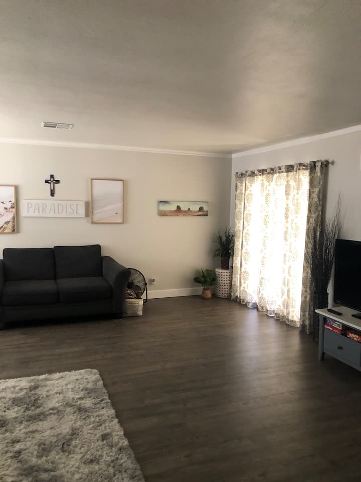 Cozy Home. 2 Bedroom Large Family Room. - Needles, CA