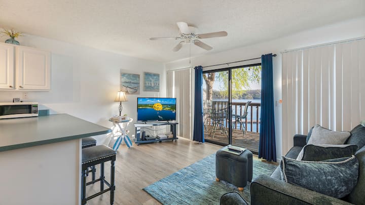 Cozy Lakefront Condo W/ Pool & Private Patio - Sunrise Beach, MO