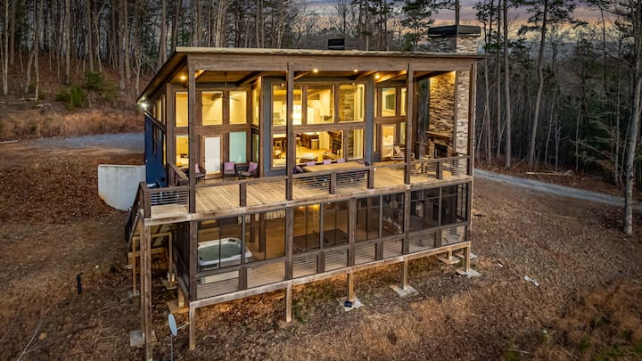 Luxe Chalet Hot Tub, Amazing View, 10 Min Downtown - Blue Ridge, GA