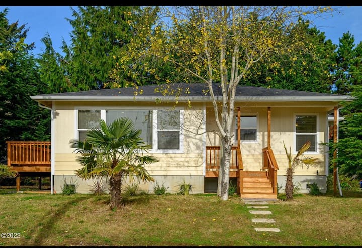 Siletz Bay Beach Cottage - Lincoln City, OR