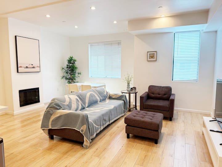 Modern & Bright 2br Retreat/prime Location - Long Beach, CA