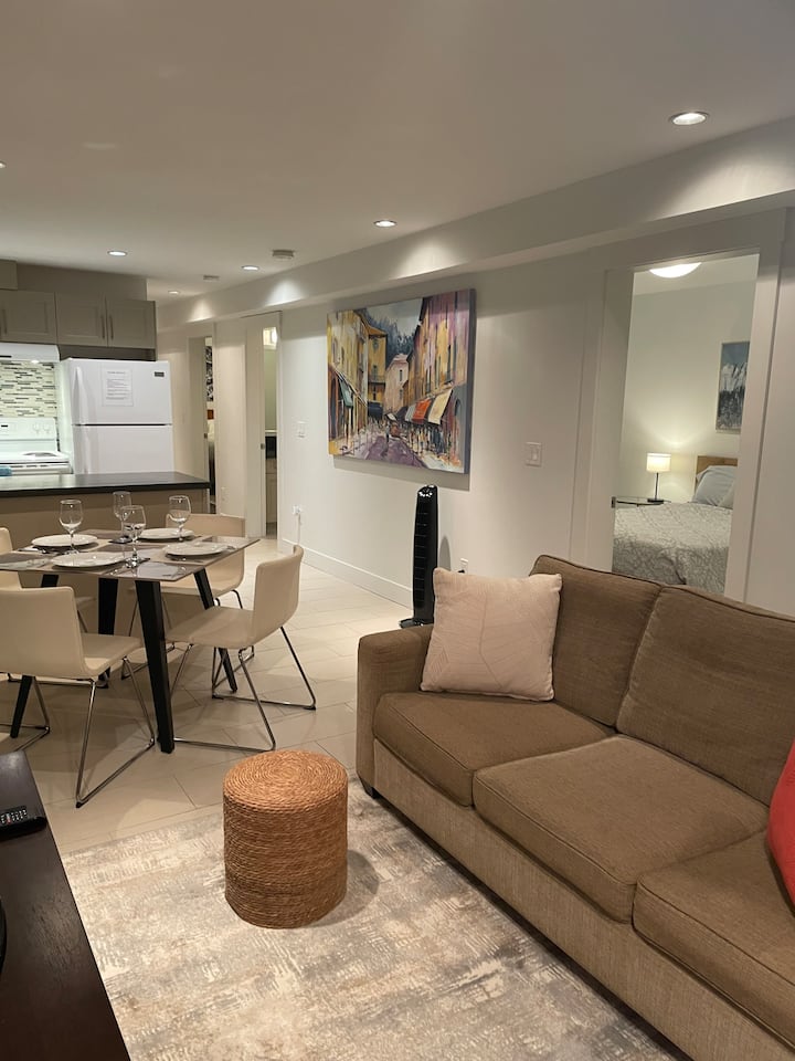 North Vancouver Central Lonsdale Modern 2 Br Suite - North Vancouver