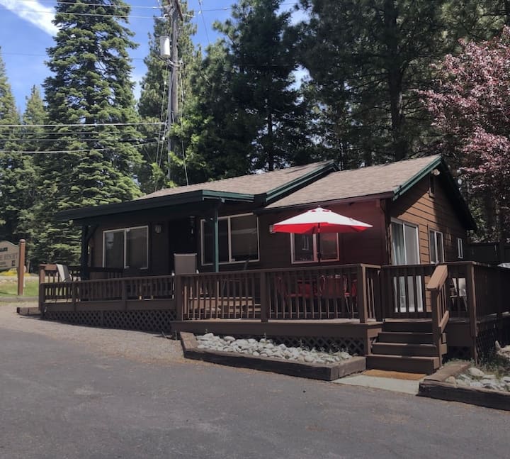 Cozy Almanor Lakefront Cabin - Lake Almanor, CA
