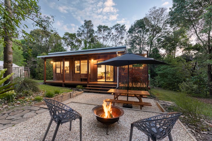 Cabin And Pavilion In Large Country Garden - Lismore