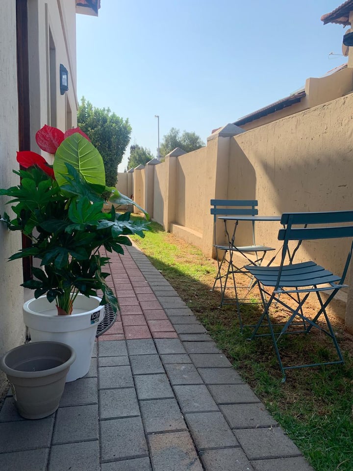 Guest Suite. Stay With Us And Enjoy Free Breakfast - Midrand