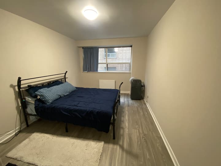 Spacious Bedroom In Toronto - Toronto