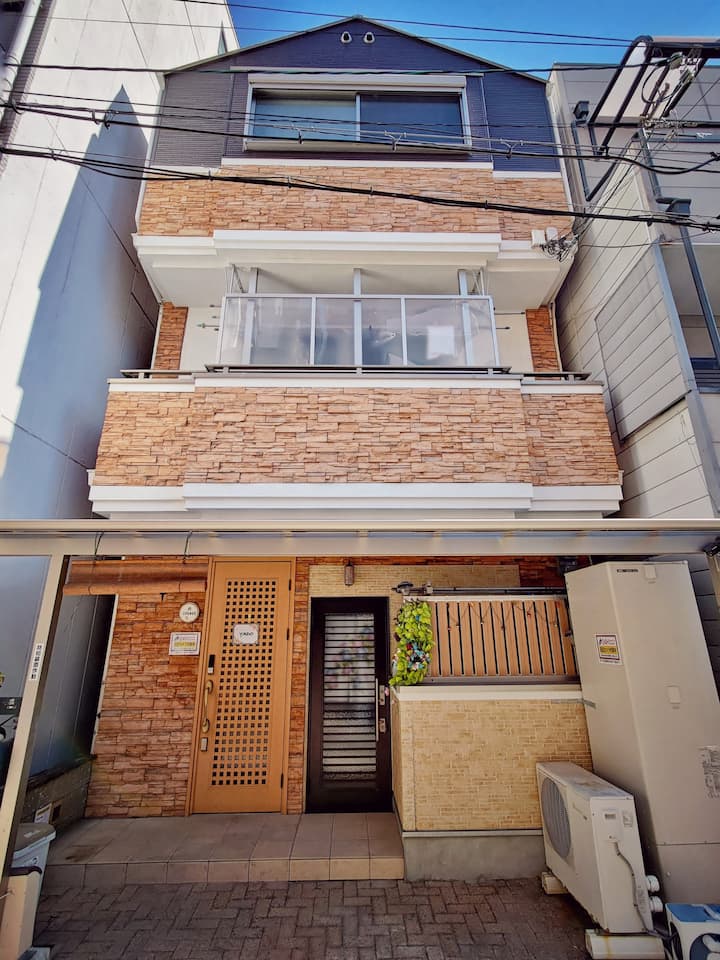 道頓堀、心斎橋、難波二駅、関西空港から直通人気天下茶屋駅徒歩1分10名泊まれる貸切り一戸建て - Giappone