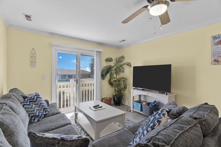 Blue Wolf Retreat! Walk To Beach/shops/groceries! - Oak Island, NC