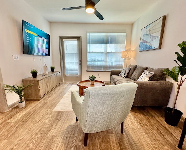 Stylish King Bed Southside Jax Pool Gym Mayo Unf - Jacksonville, FL