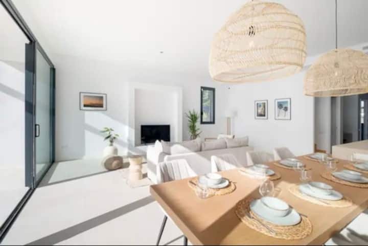 Stunning Modern Villa, Pool And Seaview, Sleeps 8 - 錫切斯