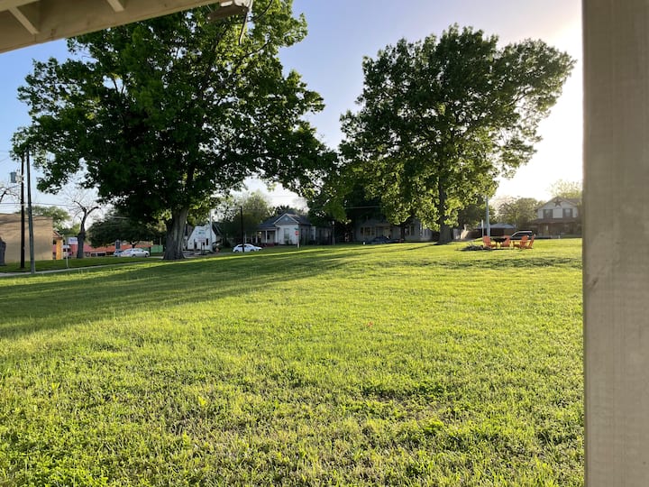 Farm Cottage In Heart Of Brenham - Brenham, TX