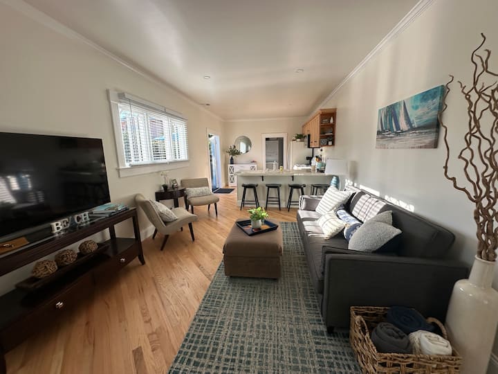 Walking Distance From Beach 2 Bedrooms + Loft - Huntington Beach, CA