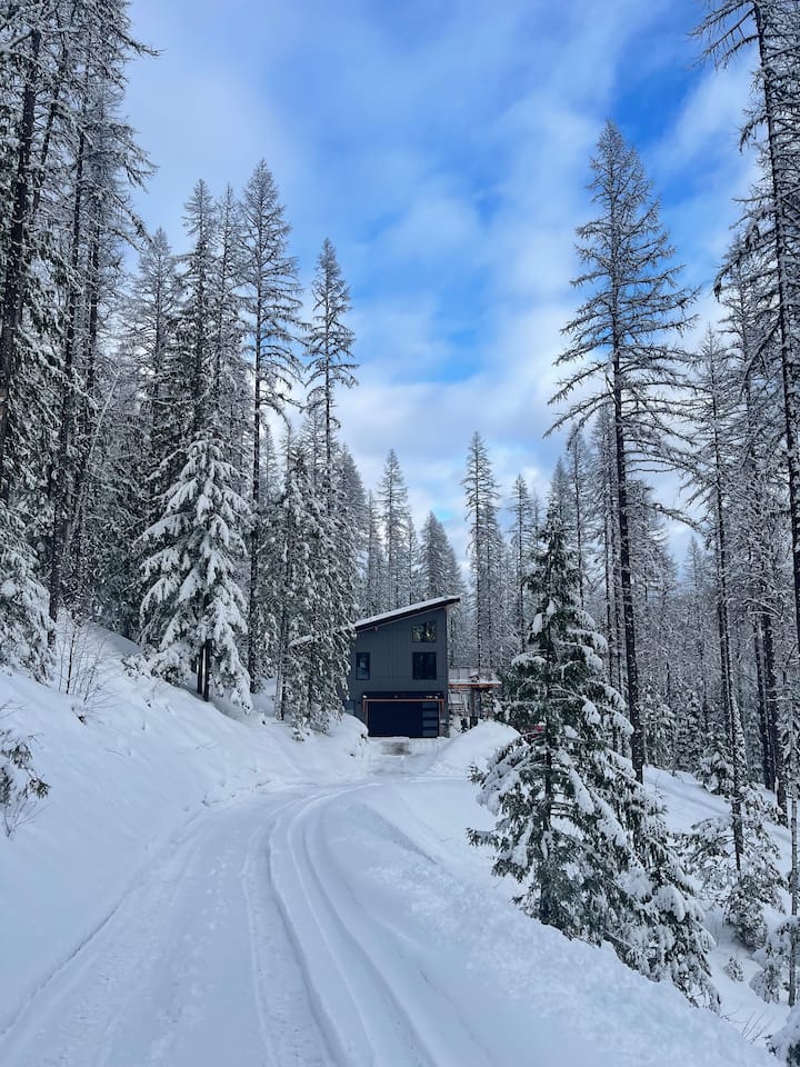New Hot Tub! 25 Min From Skiing, Central Location! - Columbia Falls, MT
