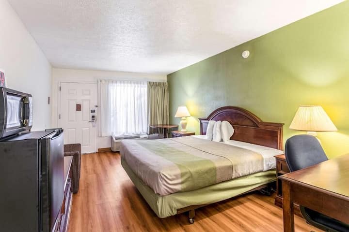 Comfortable Room Off I-95 W/ On-site Restaurant - Bel Air, MD